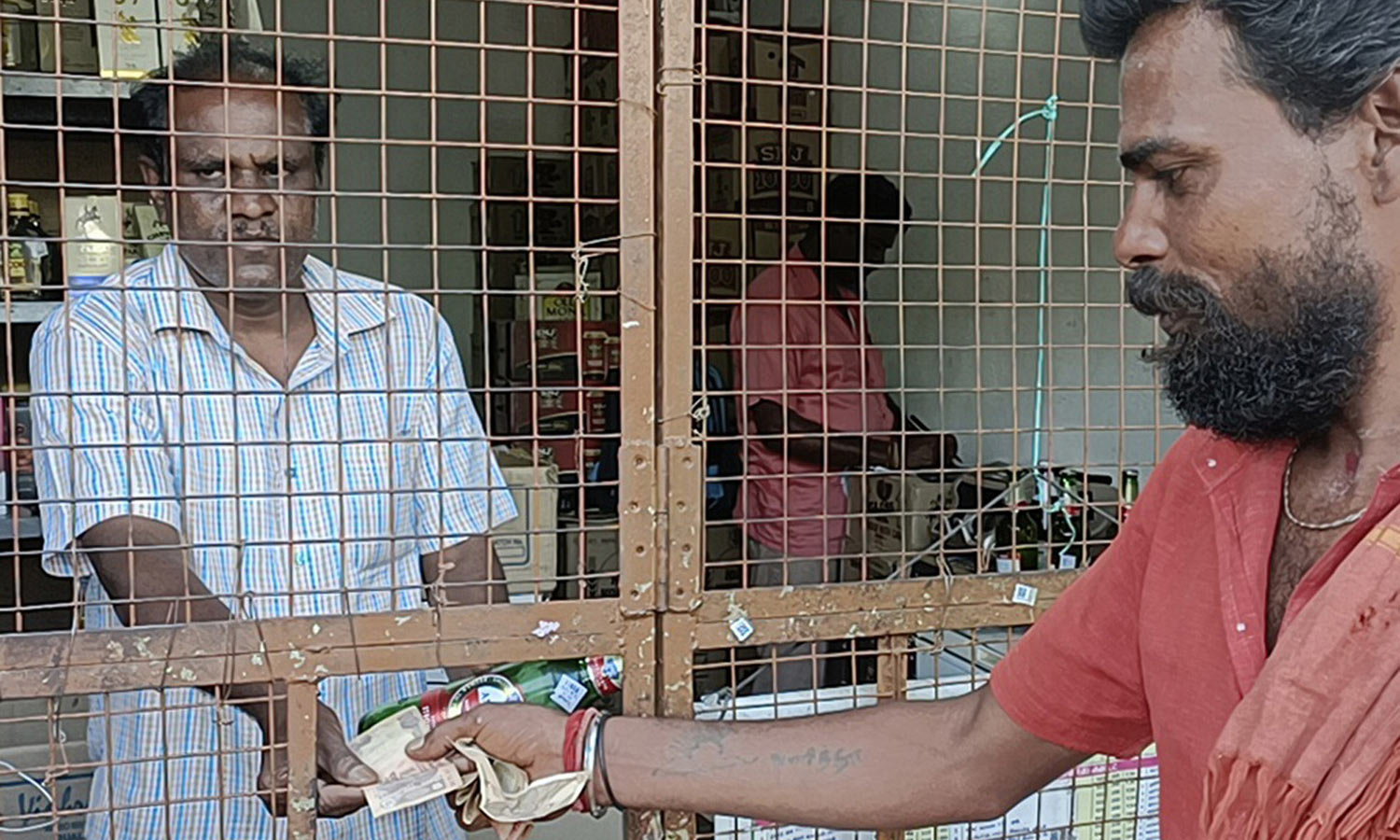 டாஸ்மாக் கடைகளில் புதிய திட்டம் அமல்- காலி மதுபாட்டில்களை கொடுத்தால் ரூ ...