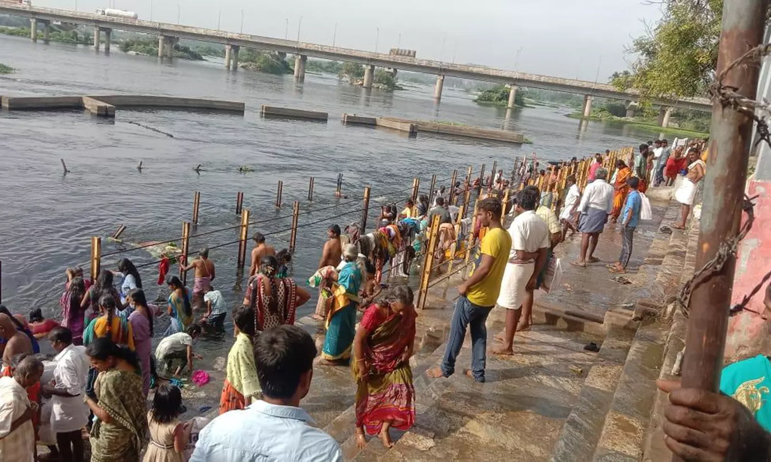 ஆனி அமாவாசையையொட்டி பவானி கூடுதுறையில் புனித நீராடிய பக்தர்கள் ...