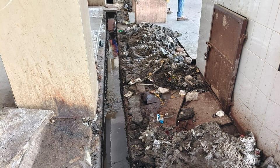 மேட்டுப்பாளையம் பஸ் நிலையத்தில் குவிந்து கிடக்கும் கால்வாய் கழிவுகள் ...