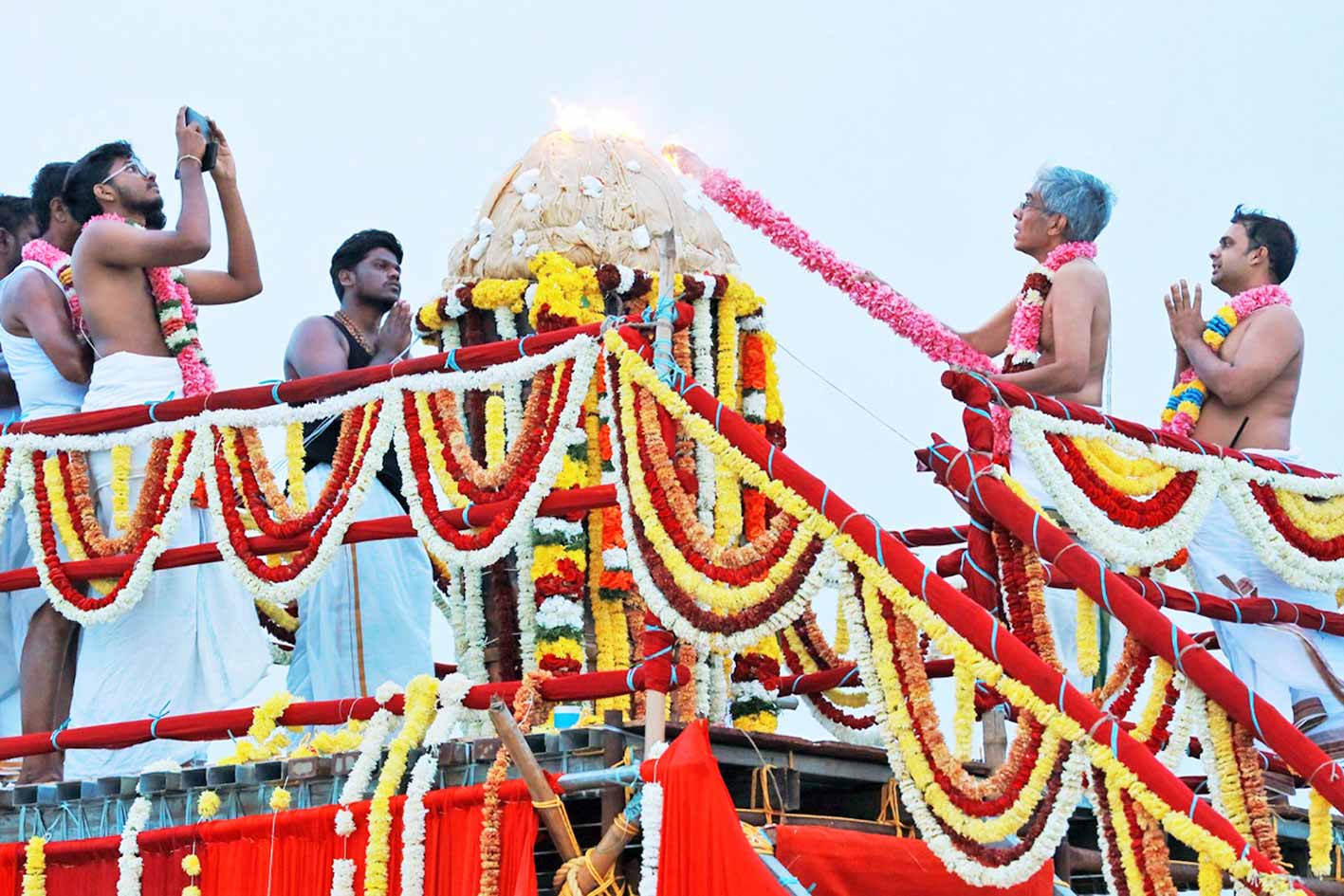 வள்ளியூர் சூட்டுபொத்தை மலை உச்சி மீது கார்த்திகை தீபம் ஏற்றப்பட்டது ...