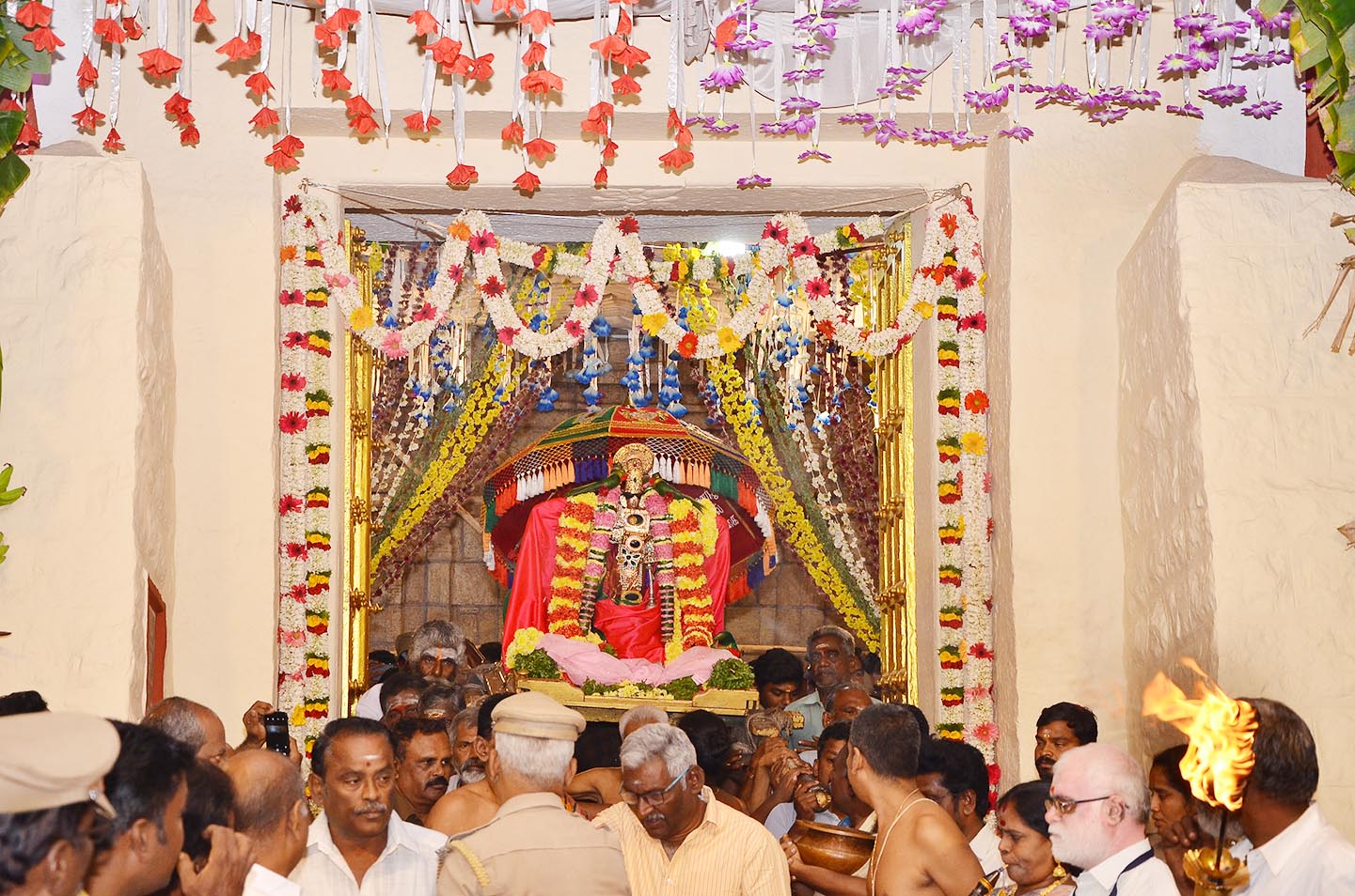 சொர்க்கவாசல் வழியாக பக்தர்கள் வெள்ளத்தில் எழுந்தருளிய சுந்தரராஜ ...