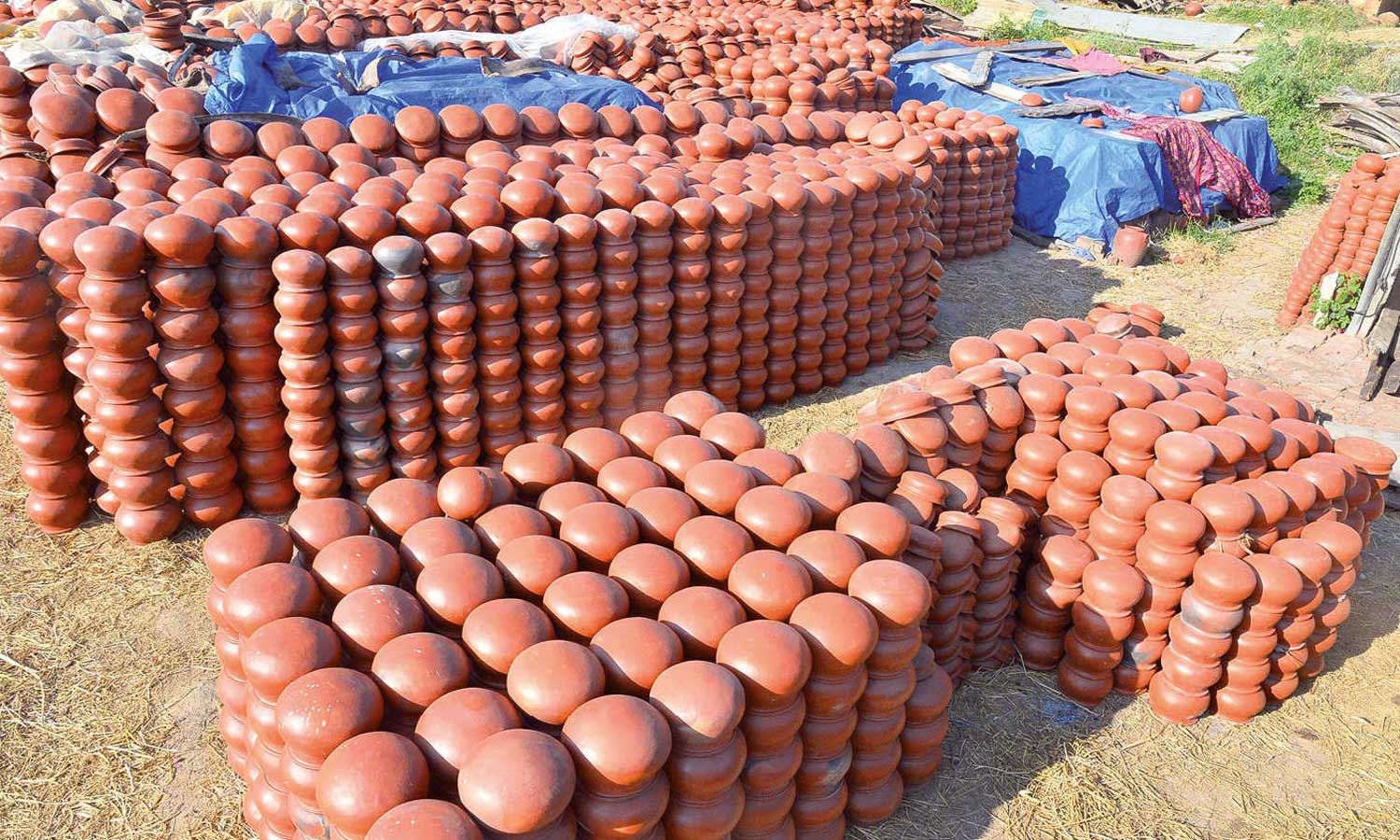 பொங்கல் பண்டிகையை முன்னிட்டு குமரியில் மண் பானை தயாரிக்கும் பணி தீவிரம் ...