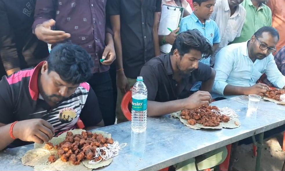 சாப்பாட்டு ராமன் போட்டி- 10 நிமிடத்தில் ஒரு கிலோ பிரியாணி, கோழிக்கறியை ...